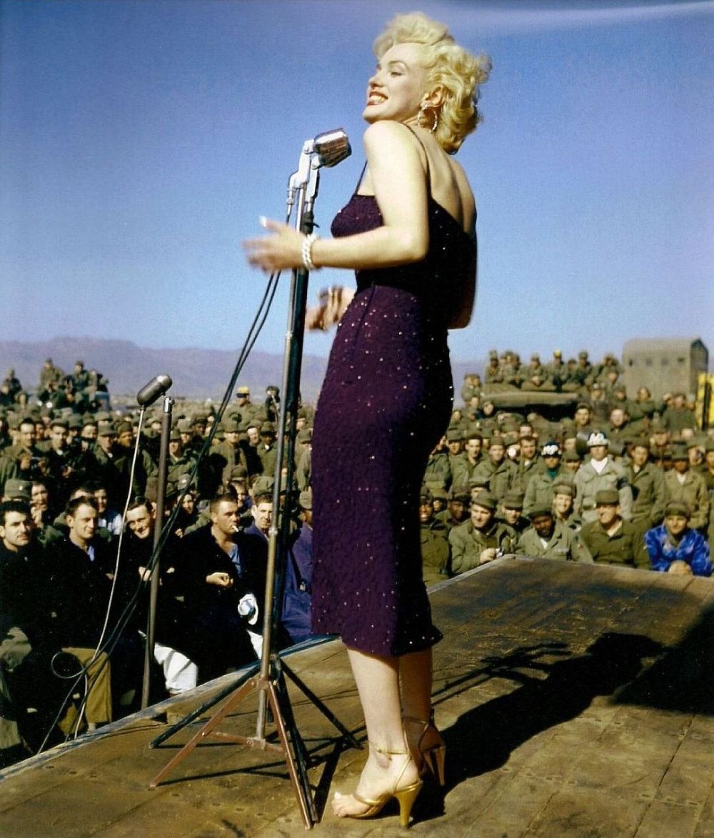 Fascinating Color Photos of Marilyn Monroe Singing to the Troops During ...