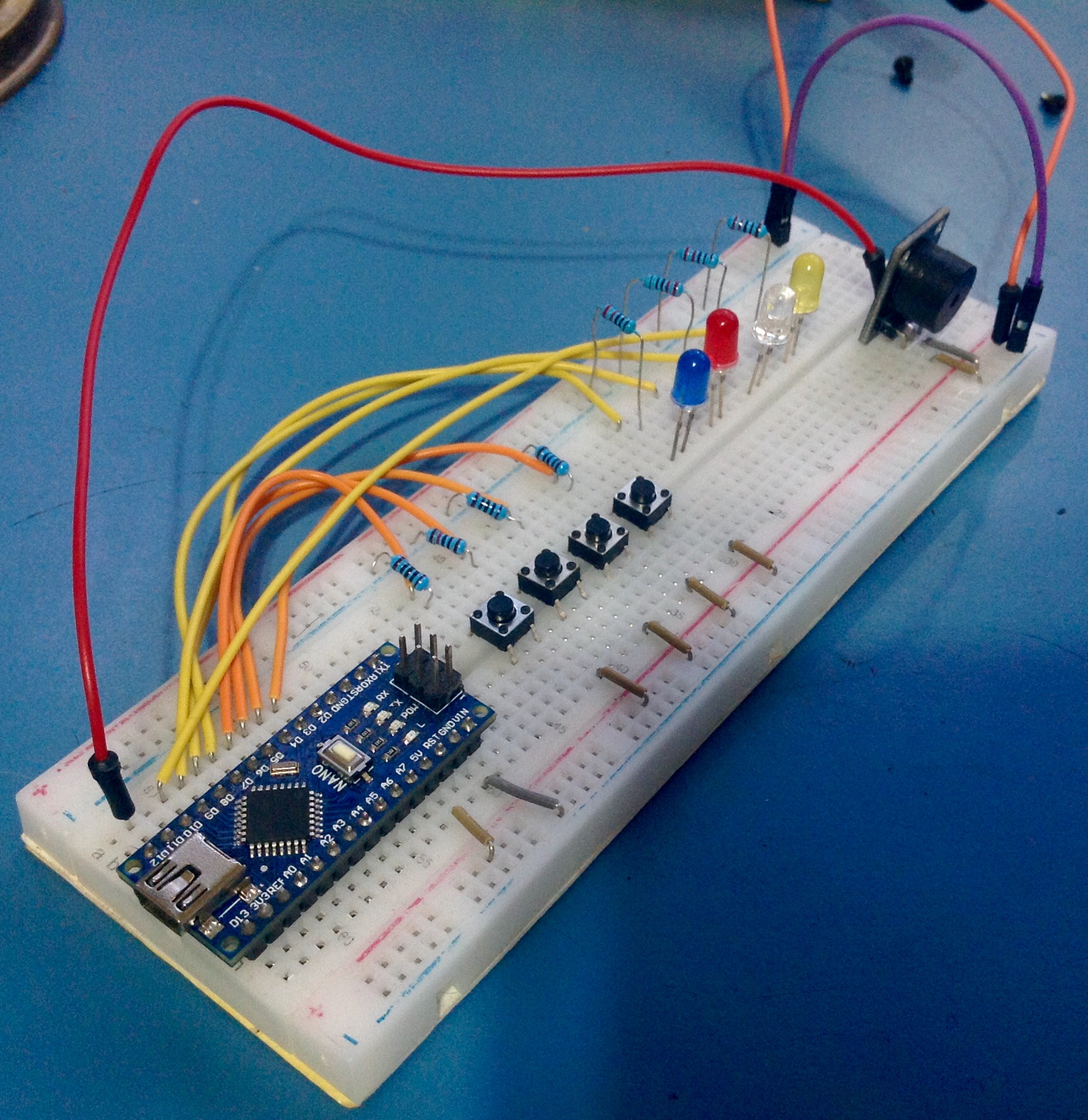 The Nerdy Apprentice: Juego "Simon Dice" (Simon Says) hecho en Arduino