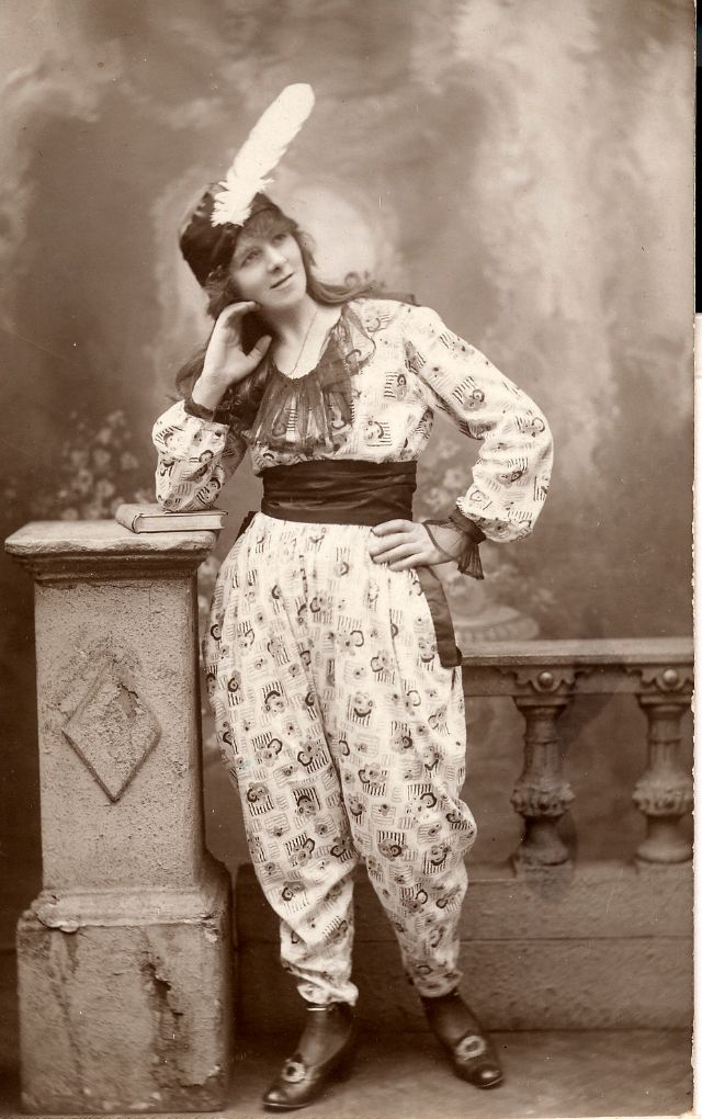 45 Cool Photos of People in Fancy Costumes in the Early 20th Century ...