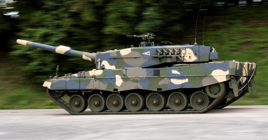 Historia y tecnología militar: Krauss-Maffei Wegmann presenta los primeros Leopard 2A4 para Hungría