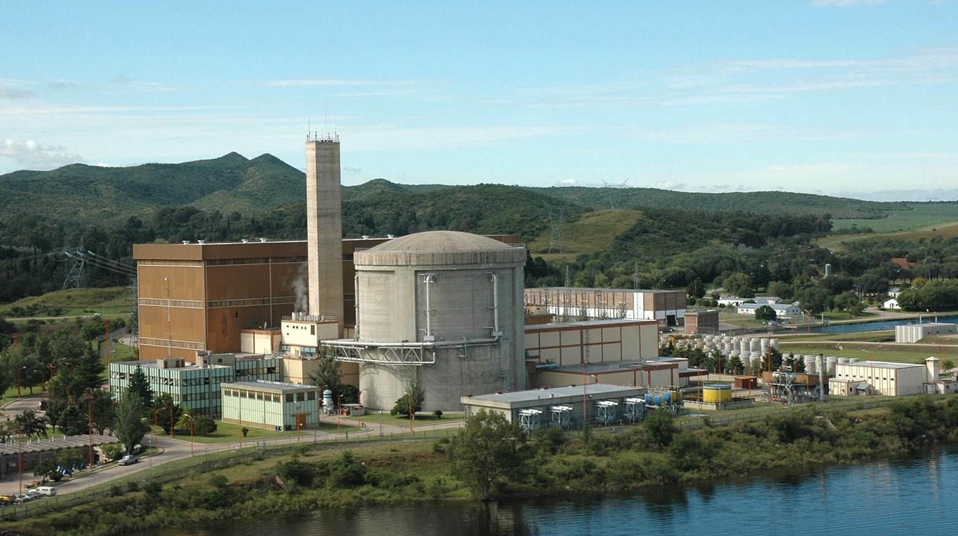Defensa y Armas: Se reactivo la central nuclear Embalse