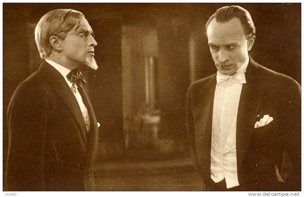 le dimanche indo-européen: Mais regardez-moi ce prétentieux me toiser ...