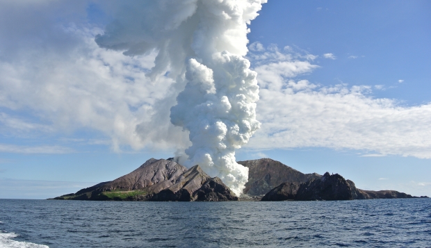 Live updates: White Island volcano erupts, massive plume visible (New ...