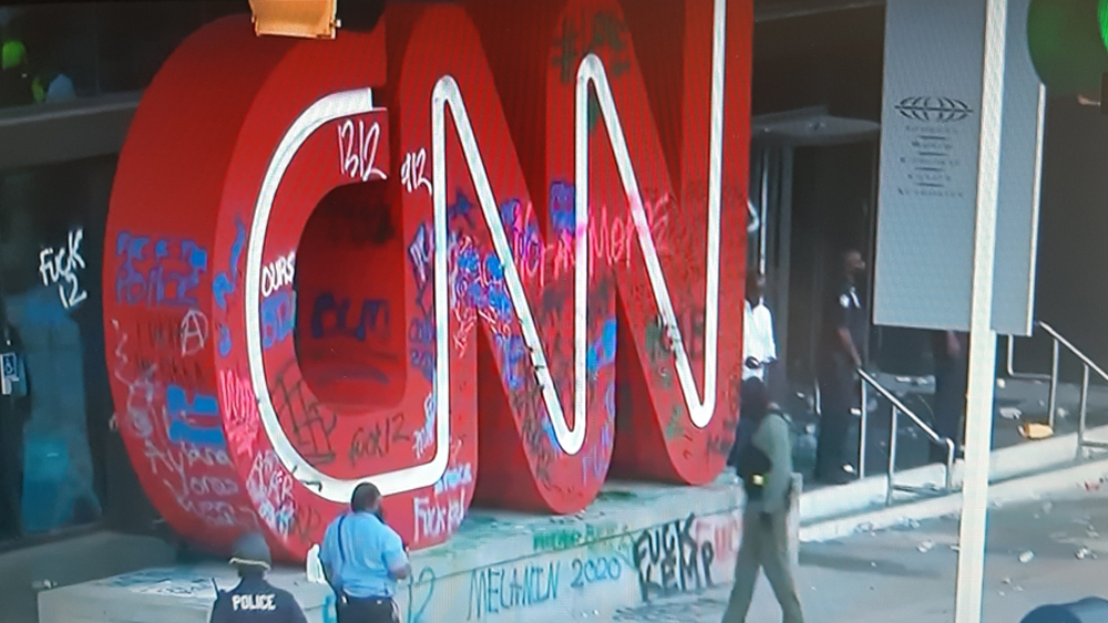 MANIFESTANTES VANDALIZAM SEDE DA CNN EM ATLANTA! – Presente Pronto