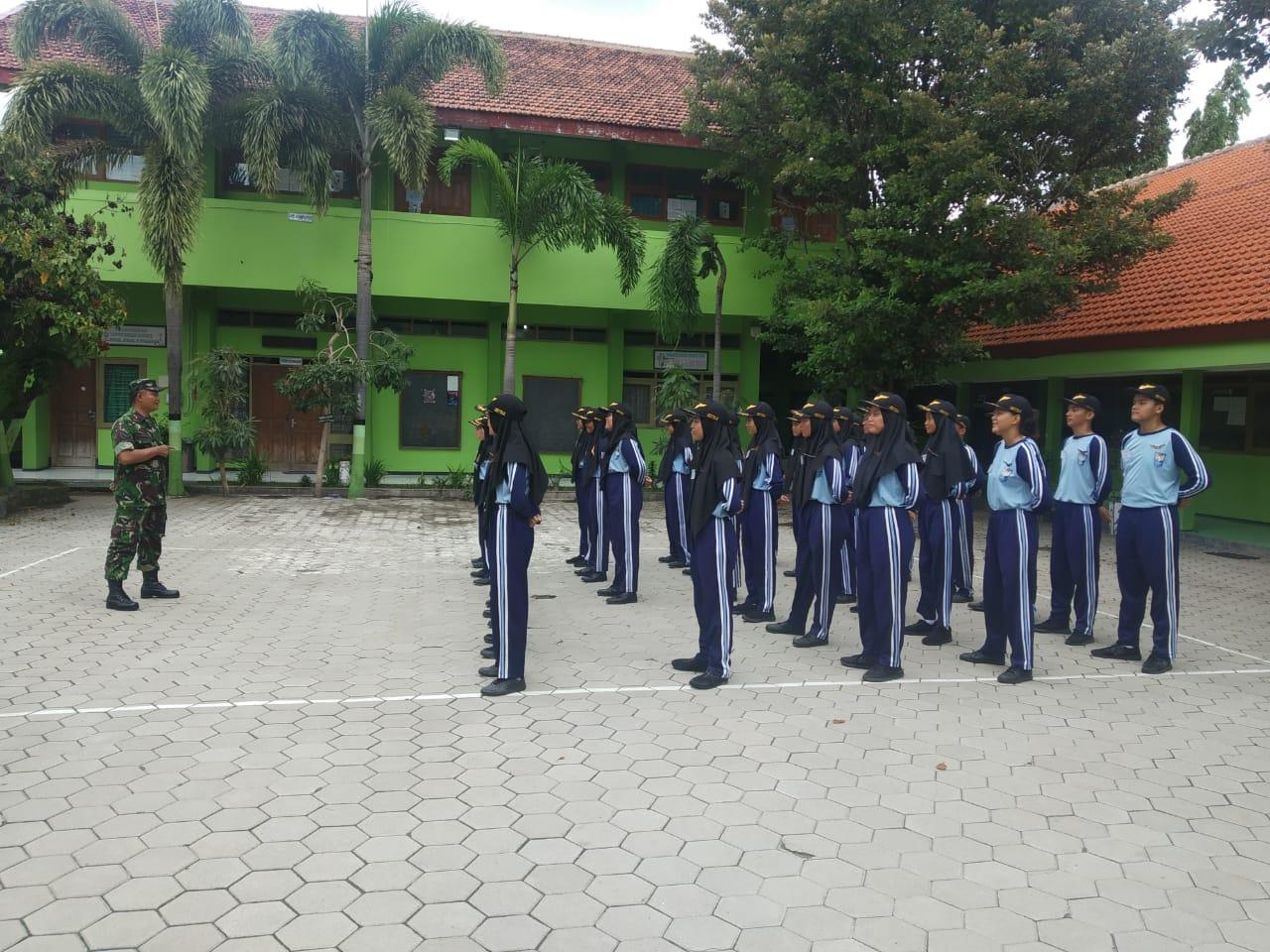 Kepala Sekolah SMAN 1 Geger Mengapresiasi Babinsa Madiun Melatihkan PBB ...