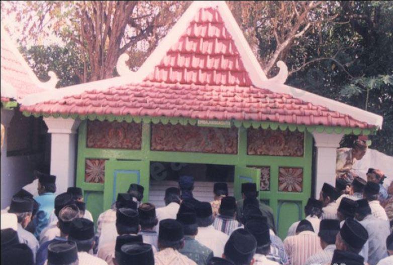 Madura: Wisata Religi : Ziarah ke Asta Sayyid Yusuf (Pulau Talango-Sumenep)