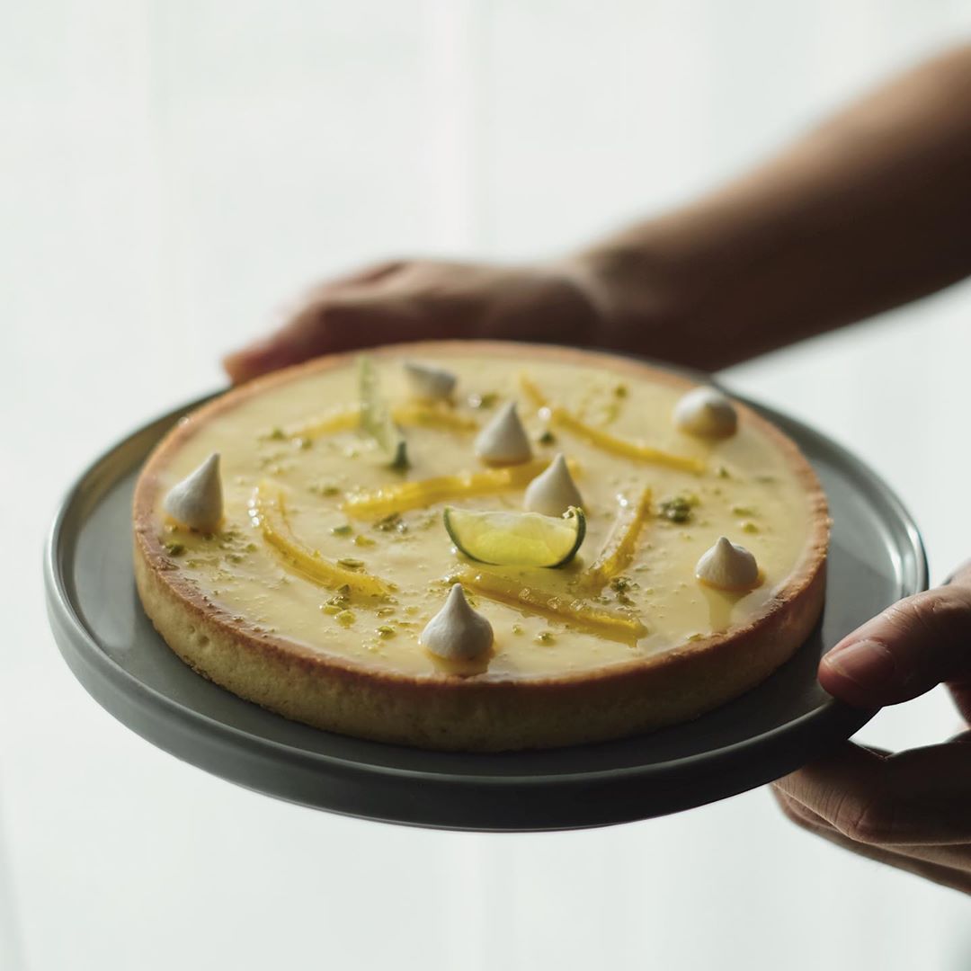 Recette Petit biscuit éponge à base de praliné, noisettes et colorant rouge