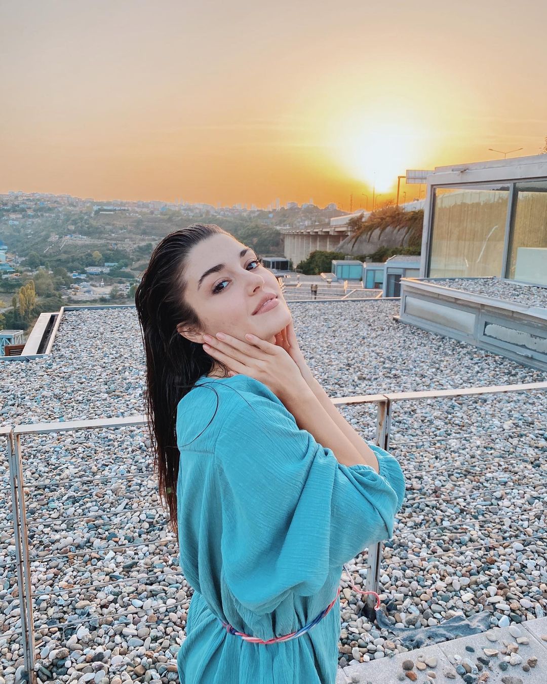 10 Potret Hande Ercel , Wanita Tercantik Dunia Versi Top Beauty World