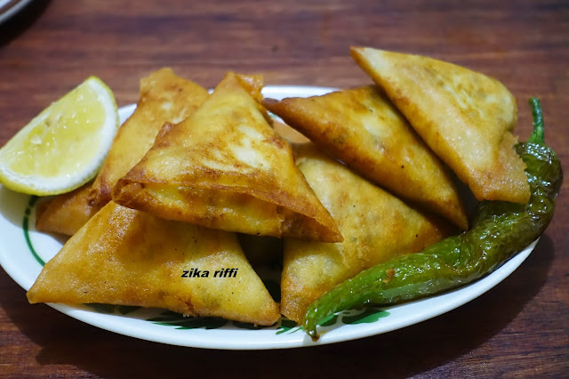 BRIOUATES, BOUREKS-TRIANGLES AU POULET-FROMAGE