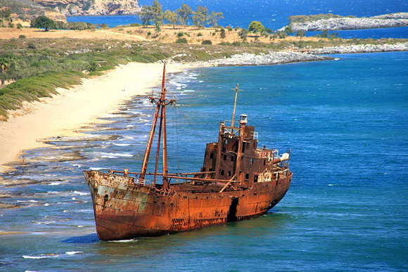 THE WORLD GEOGRAPHY: 15 Picturesque Shipwrecks Worldwide