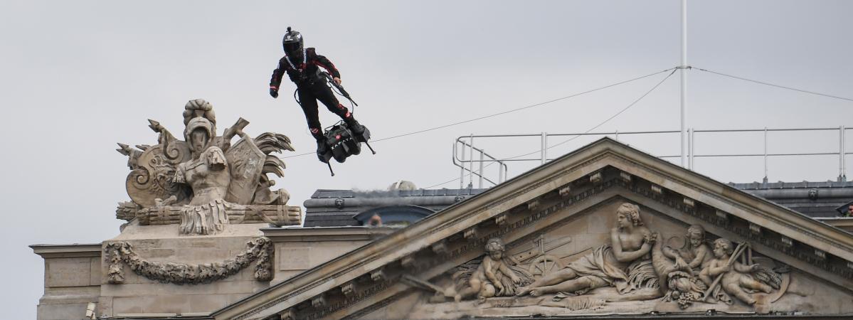 LE POINT DU JOUR: HOMME VOLANT DU 14-JUILLET : "L'ENGIN SERA ...