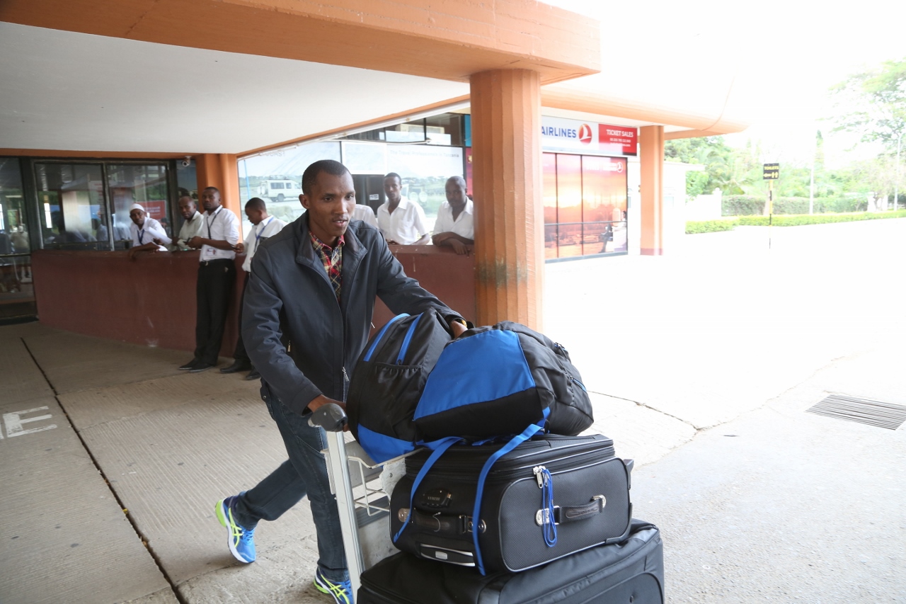 SIMBU AIPEPERUSHA VYEMA BENDERA YA TANZANIA - MWANDIKE BLOG