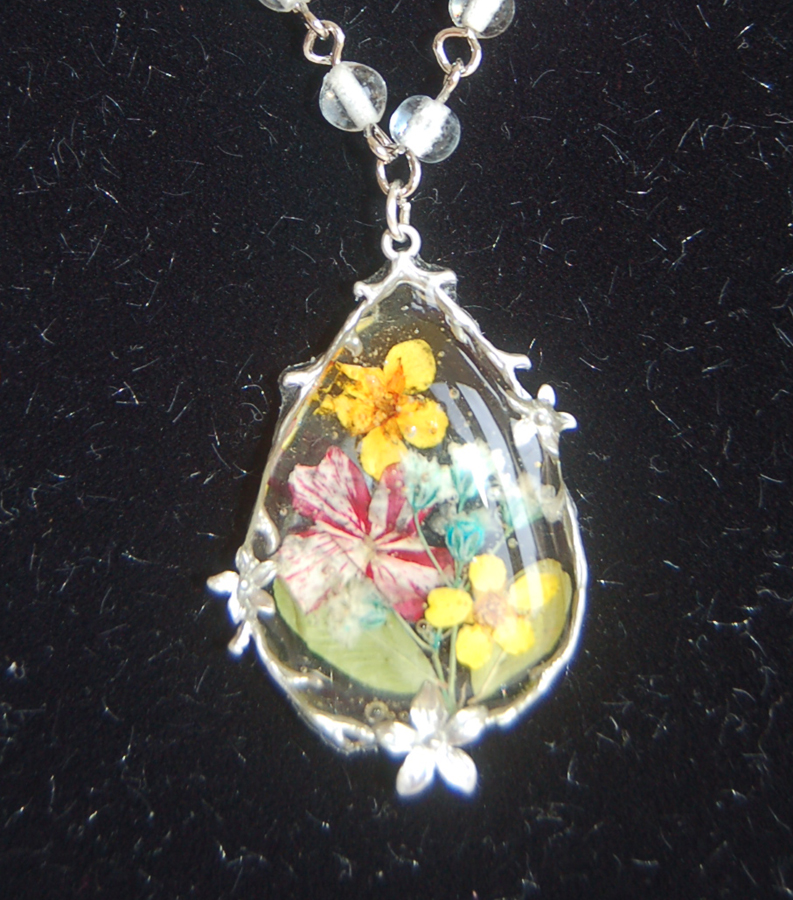 Lynn's Craft Blog: Real Flower Miniature Garden Resin Pendant