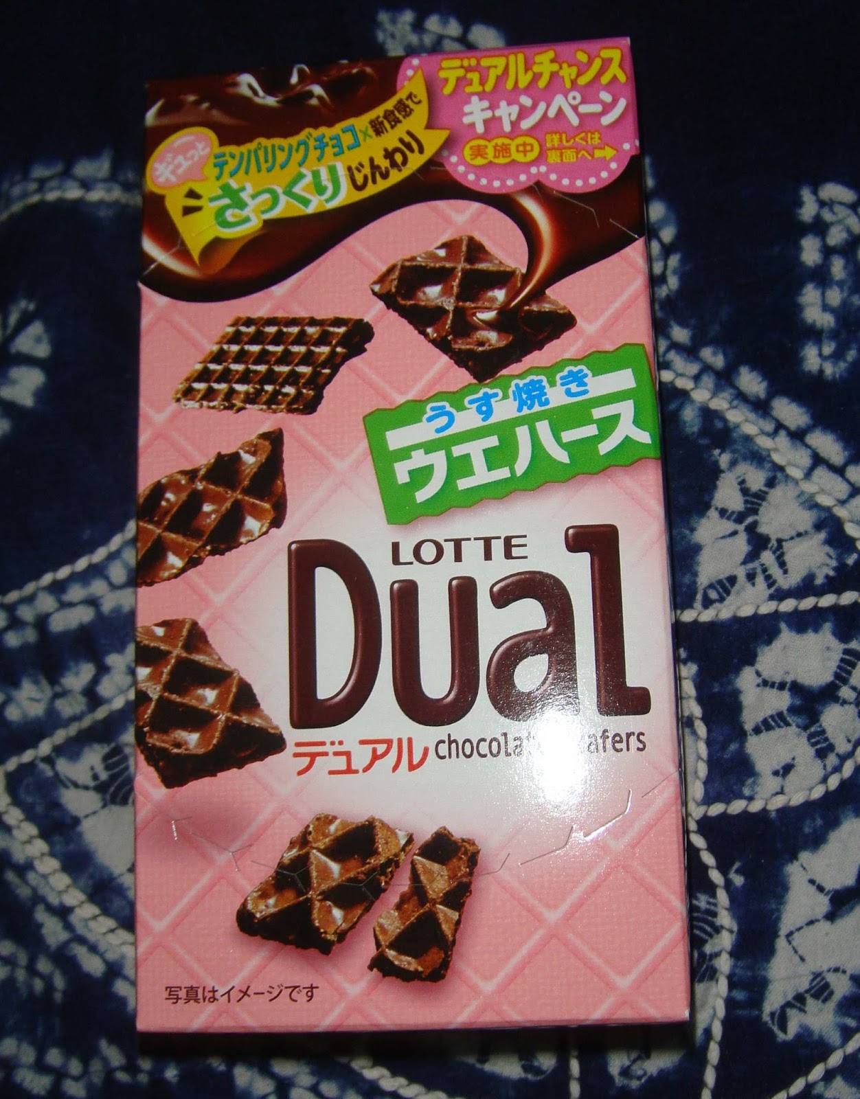 Supersupergirl's Food Reviews: Lotte Dual chocolate + wafers