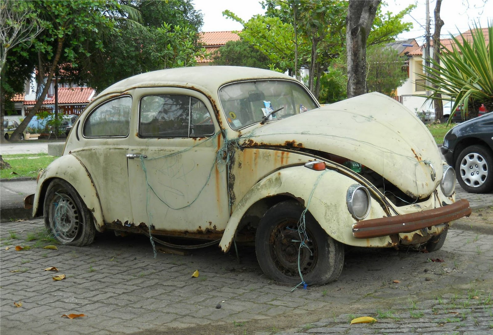 Registros Automotivos do Cotidiano: Fuscas abandonados