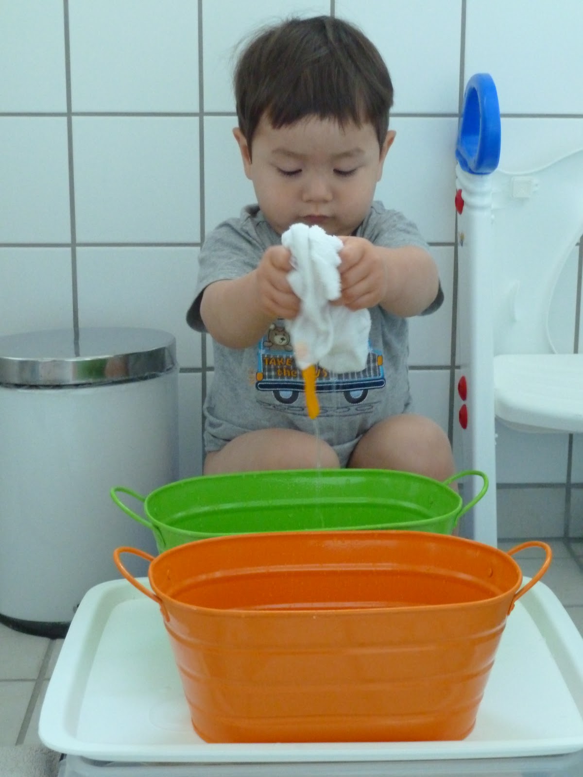 Family FECS: Montessori Activity: Squeezing Washcloth/Klemme Vaskeklud/挤面巾
