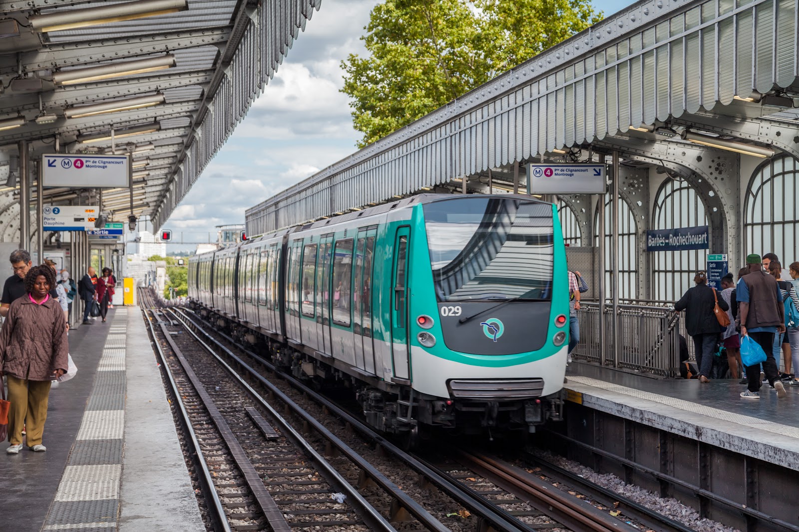 Eight Interesting Facts about Parisian Metro - Explore the World with ...