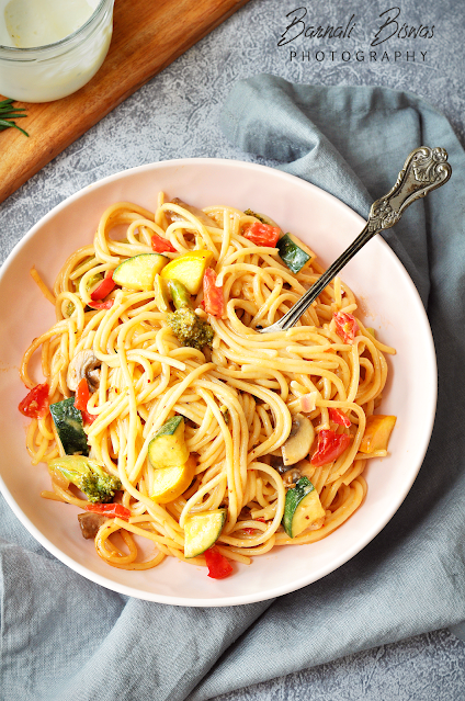 Spaghetti in Pink Sauce with Vegetables - Curries & Stories