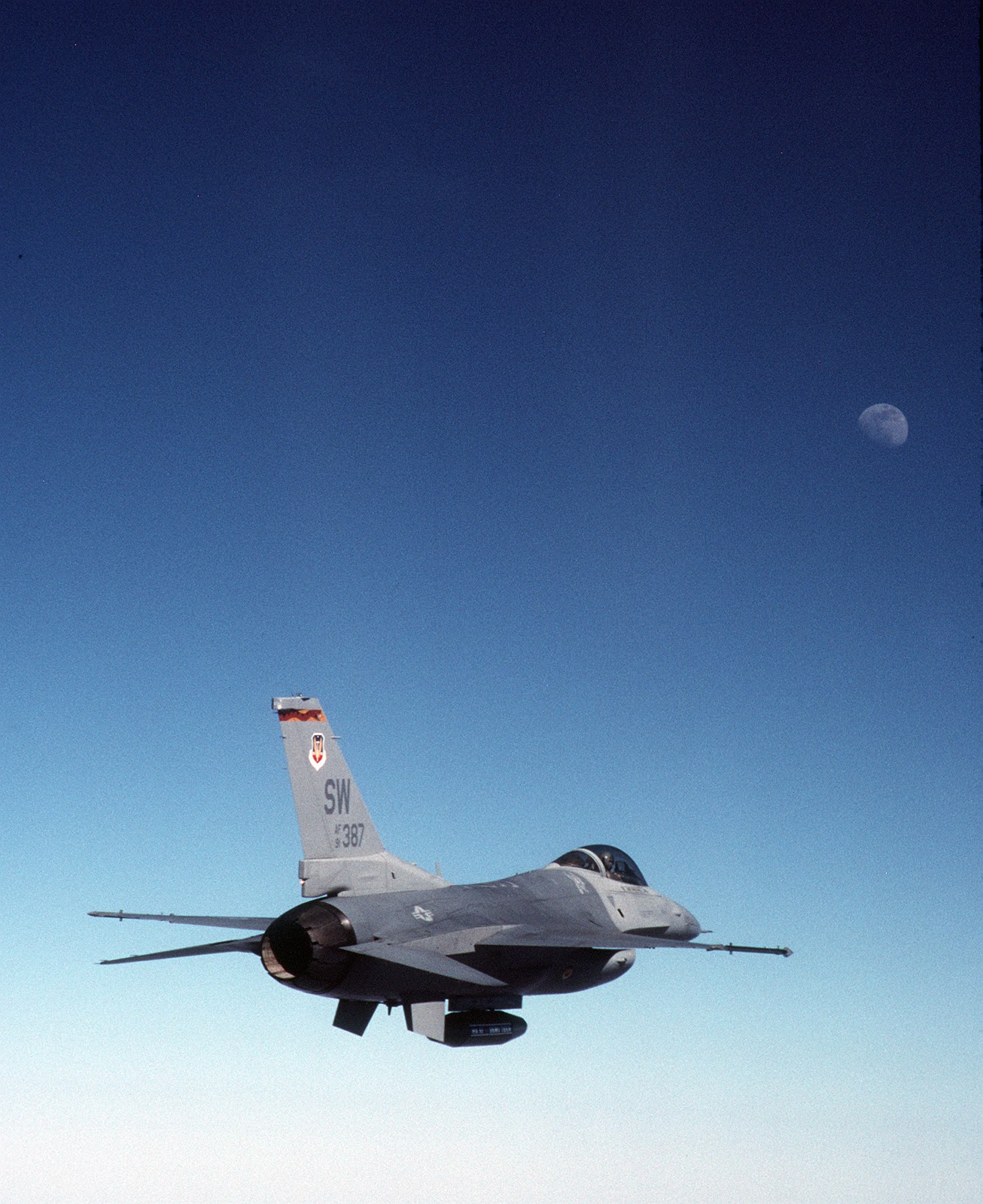 Military Fighter Jets: Lockheed Martin F-16 Fighting Falcon (General ...