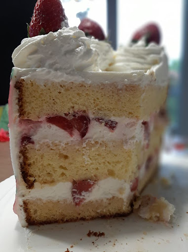 Le leccornie di Danita: Torta fragolina (chiffon cake, frosting e fragole)