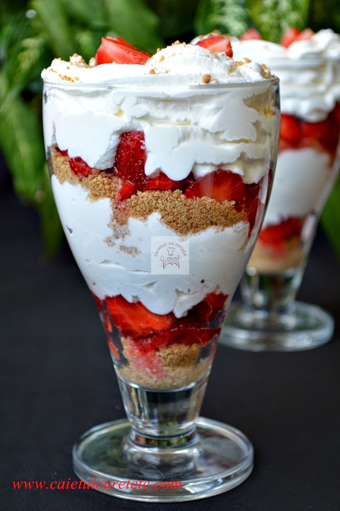 Cheesecake cu capsuni la pahar - CAIETUL CU RETETE