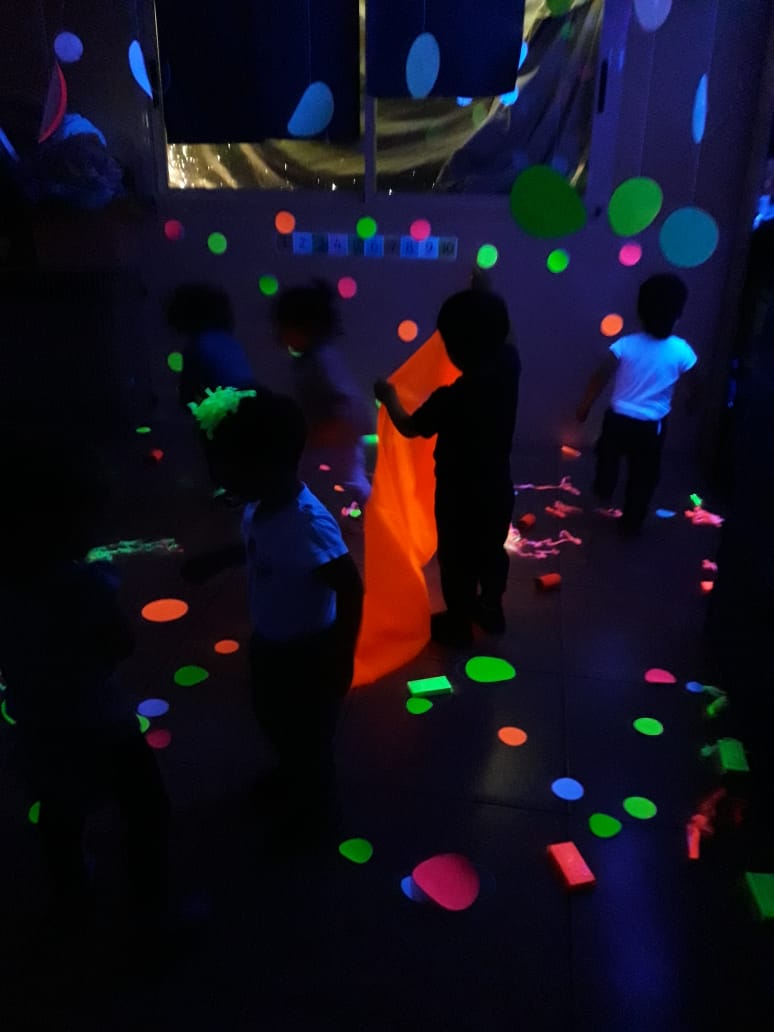 Rincón de experiencias en el Nivel Inicial: Exploramos los colores flúor!