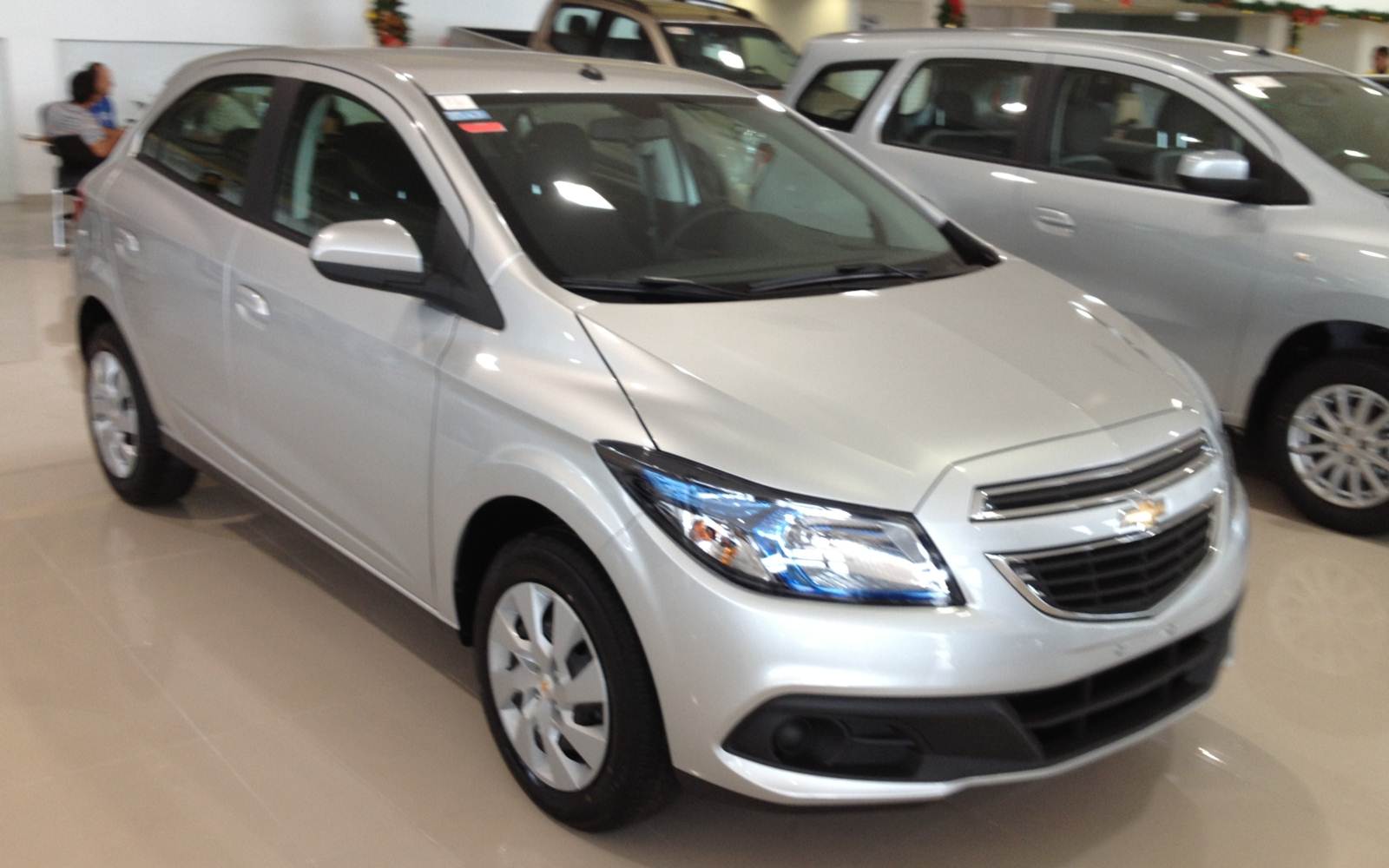 Fotos e vídeo do Chevrolet Onix LT 1.4 Prata Switchblade