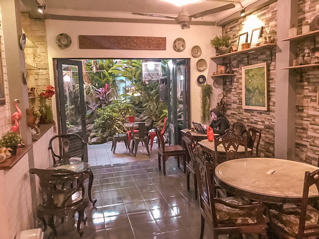 Nuansa Vintage di Fox Coffee & Roastery Jember — AINUN ISNAENI