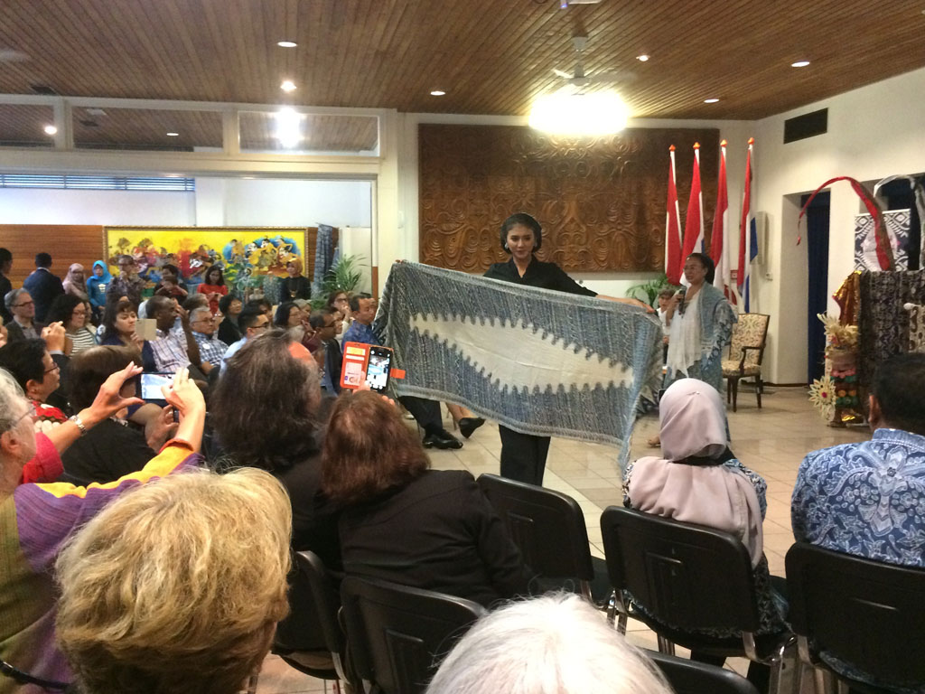 The journey to Batik / De reis naar Batik / by Sabine Bolk: Is Batik Fair?