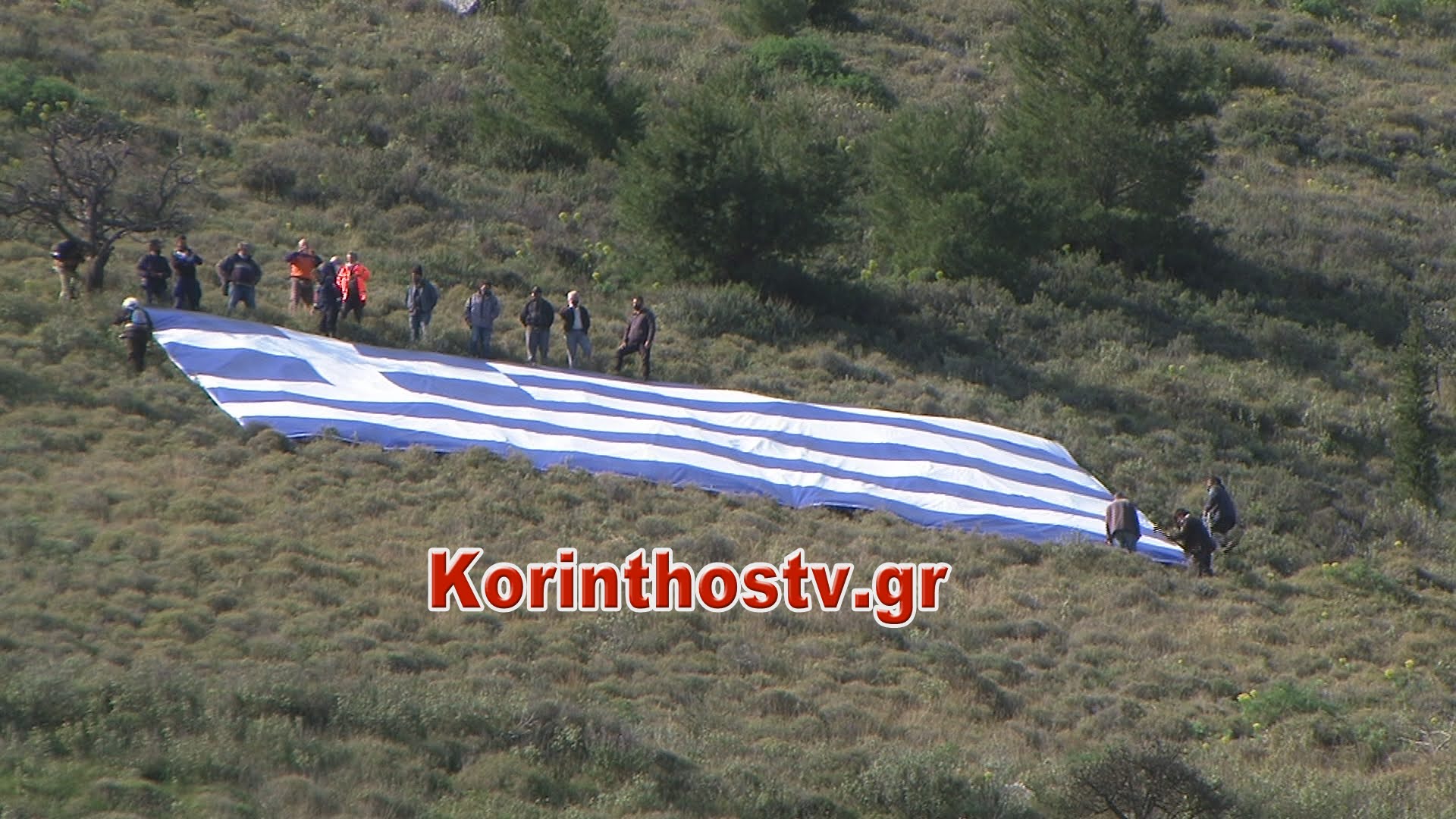O Δήμος Κορινθίων τοποθέτησε τεράστια Ελληνική σημαία στους πρόποδες ...
