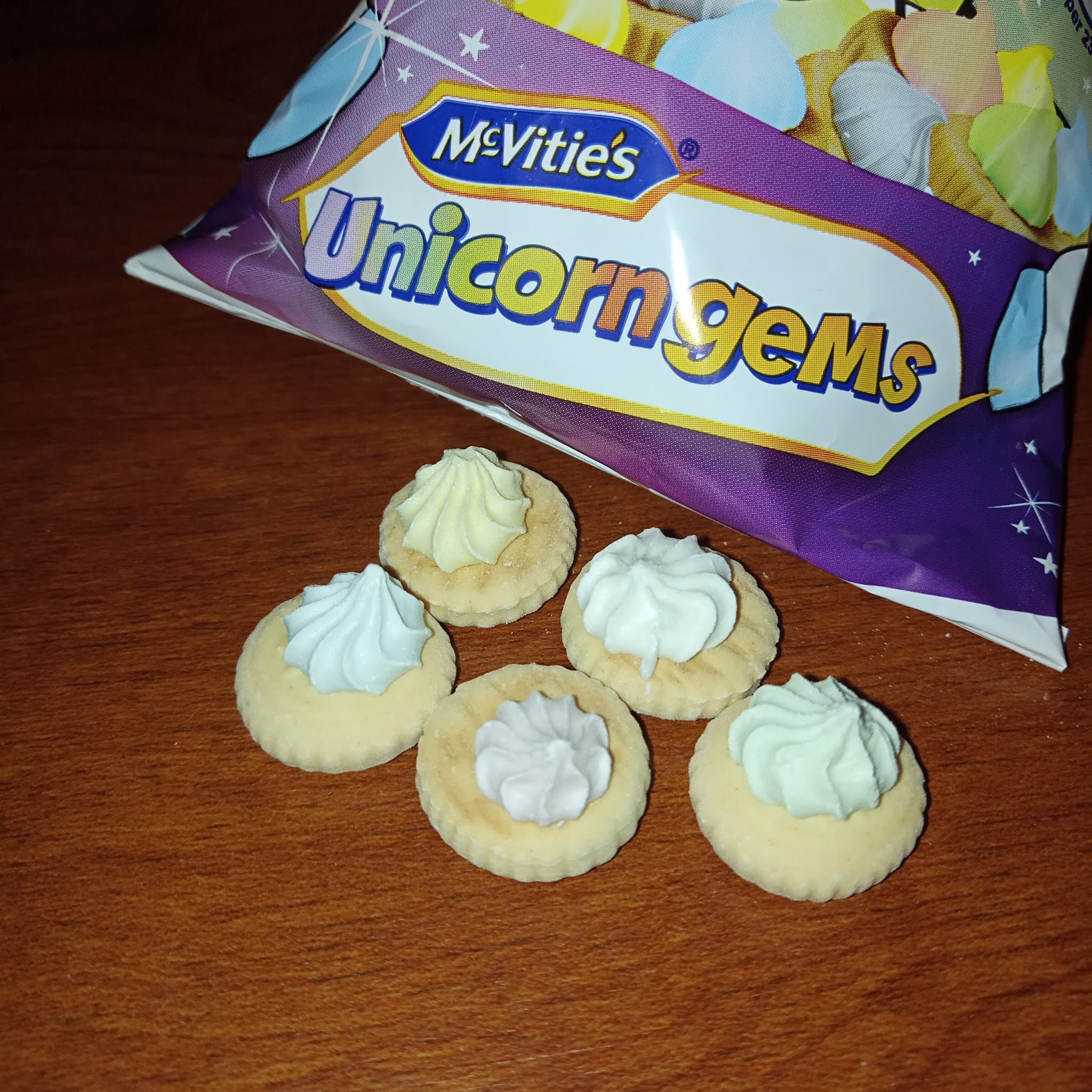 Supersupergirl's Food Reviews: McVities Unicorn gems and Iced gems review