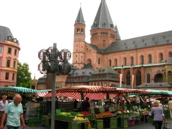 Ploaia de cuvinte: Valea Rinului - siragul de castele