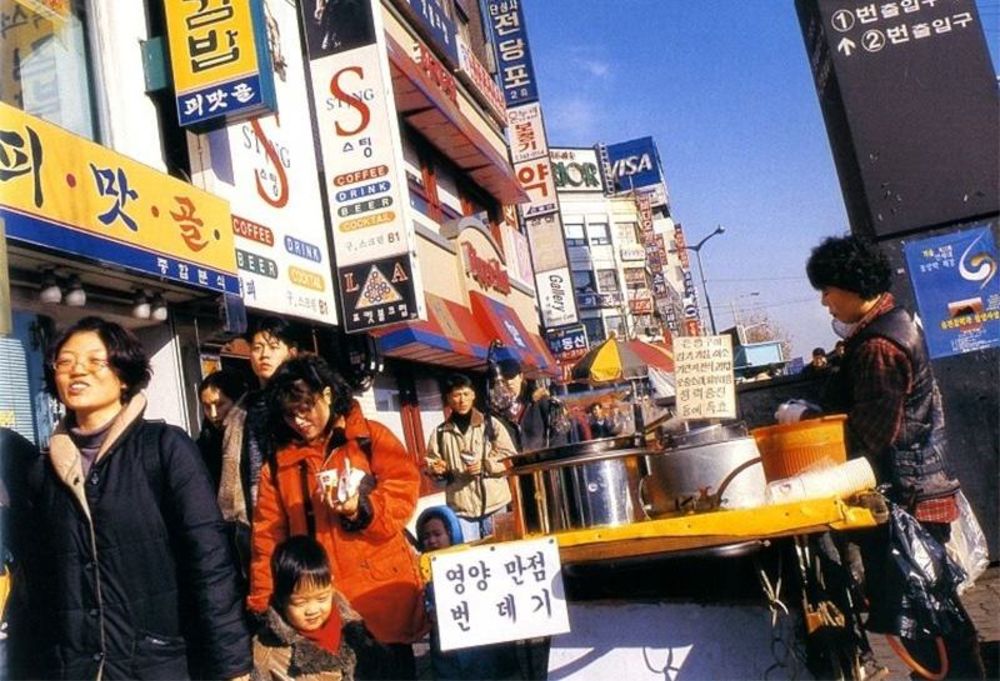 50 Candid Photographs That Capture Street Scenes of South Korea From ...