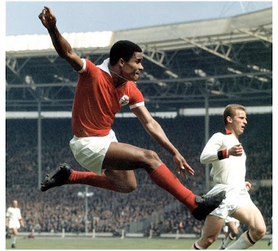 CAIS DO OLHAR: EUSÉBIO, A HISTÓRIA DE UMA LENDA