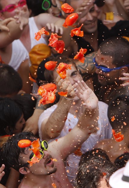 Tomato Fight in Spain : La Tomatina - Sound Pipers