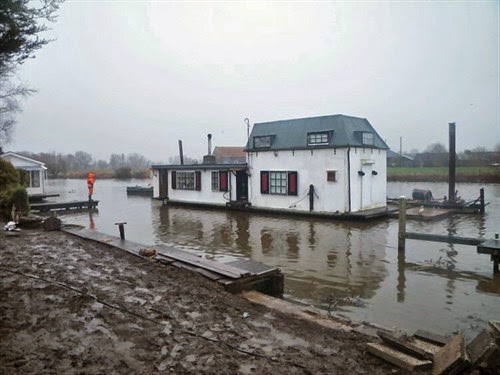 Laatste woonboot verplaatst voor schoonmaken Vecht - Waternieuws