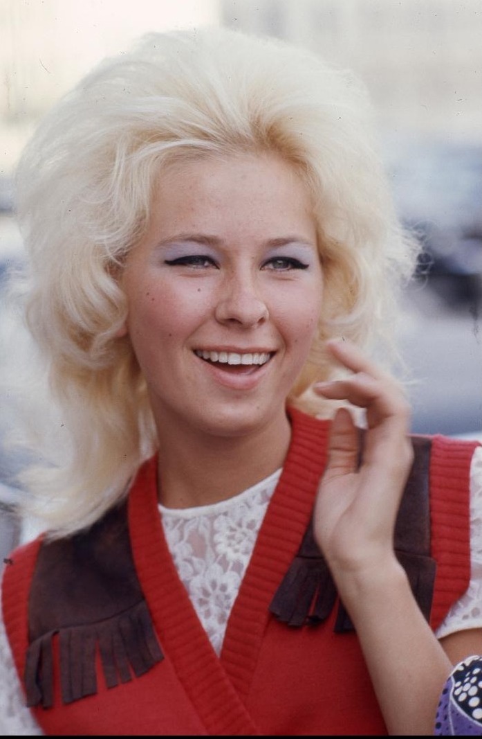 50 Interesting Vintage Color Photographs Capture Street Scenes of ...