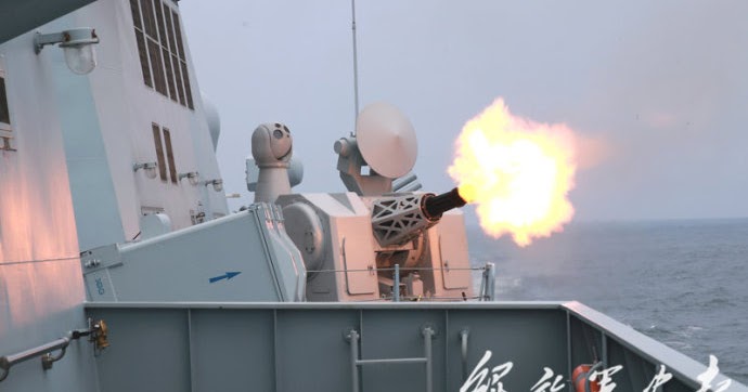 Kapal angkatan laut China latihan dengan menggunakan CIWS 1130 untuk ...