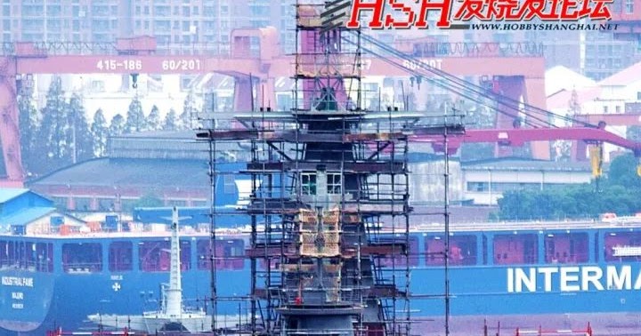 China Defense Blog: Photo of the day: The 6th Type071 LPD fitting out ...
