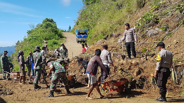 Bersama Polri dan TNI, Warga bersihkan Material Longsor di Bittuang