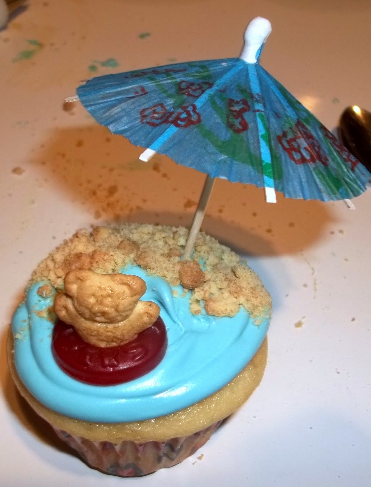 Finding a new me.: Pool Party Cupcakes!