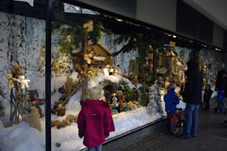 Mako Creative Sharkbites: Christmas window displays in Bonn - an ...