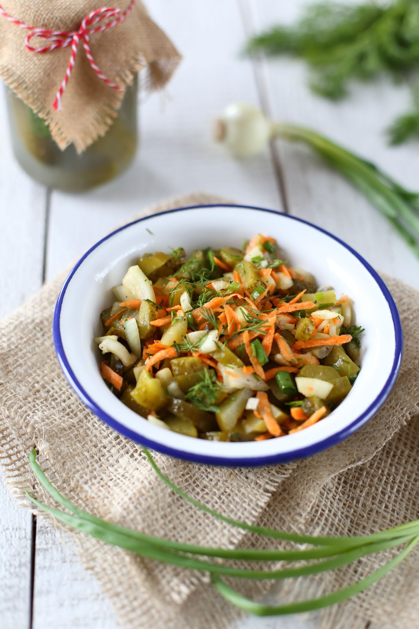 Surówka z kiszonych ogórków