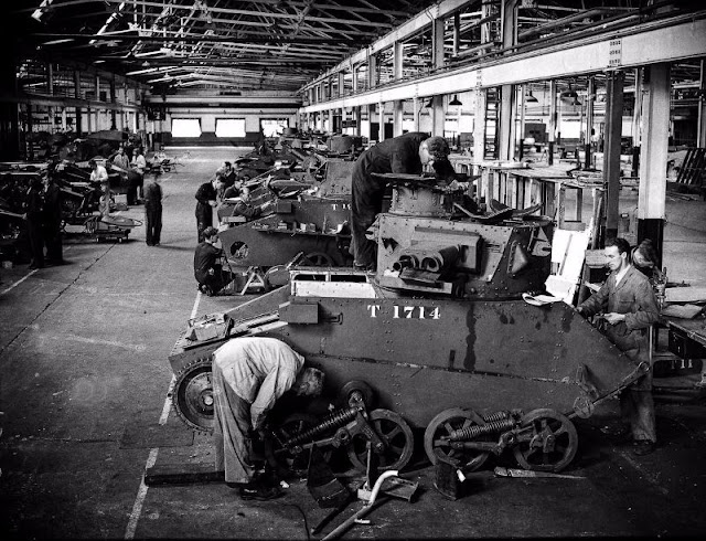 23 Amazing Vintage Photographs Taken Inside WWII Tank Factories ...
