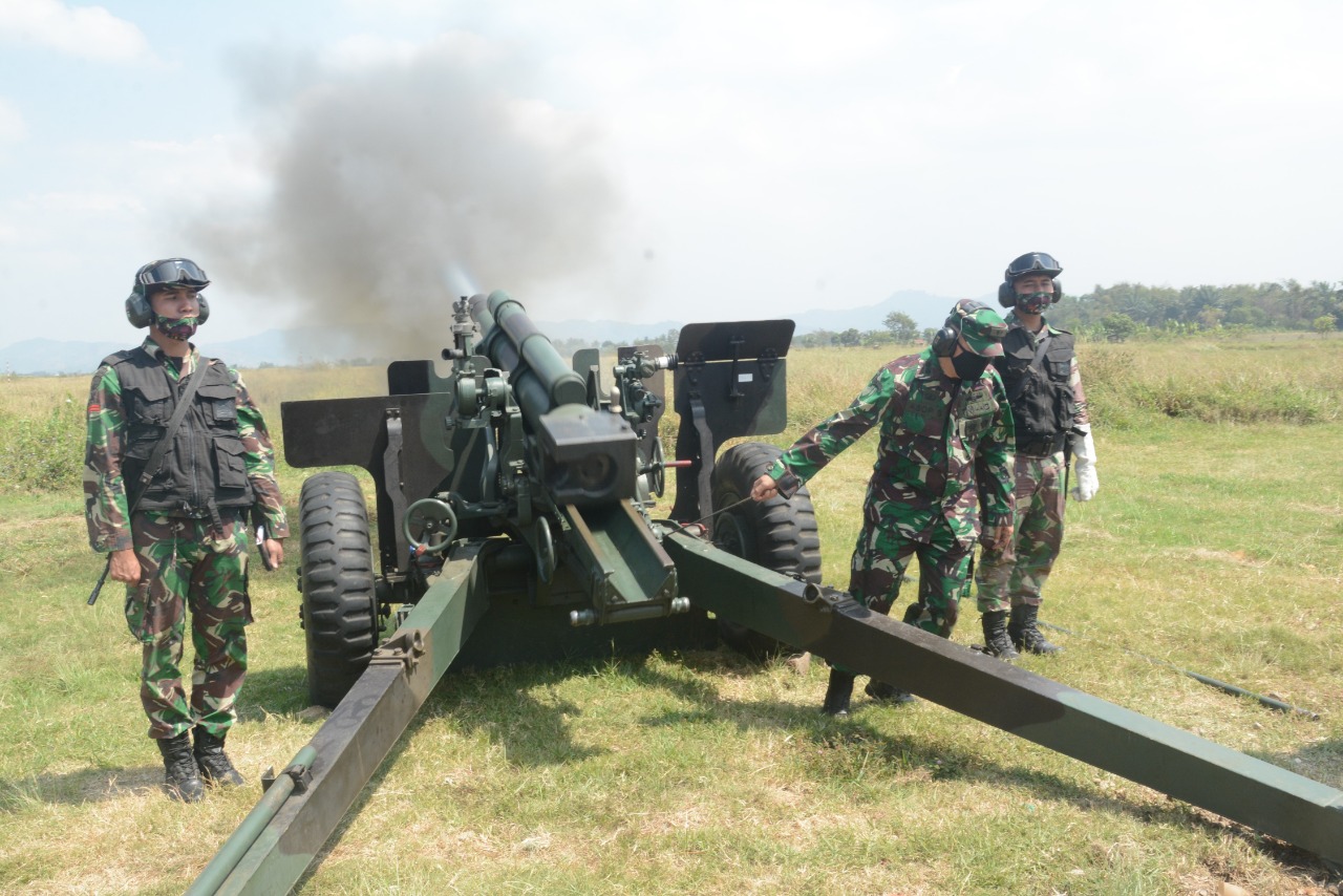 Meriam Howit 2 CR M 2 A2 Digunakan Prajurit Yon Armed 5/105 Tarik Saat ...