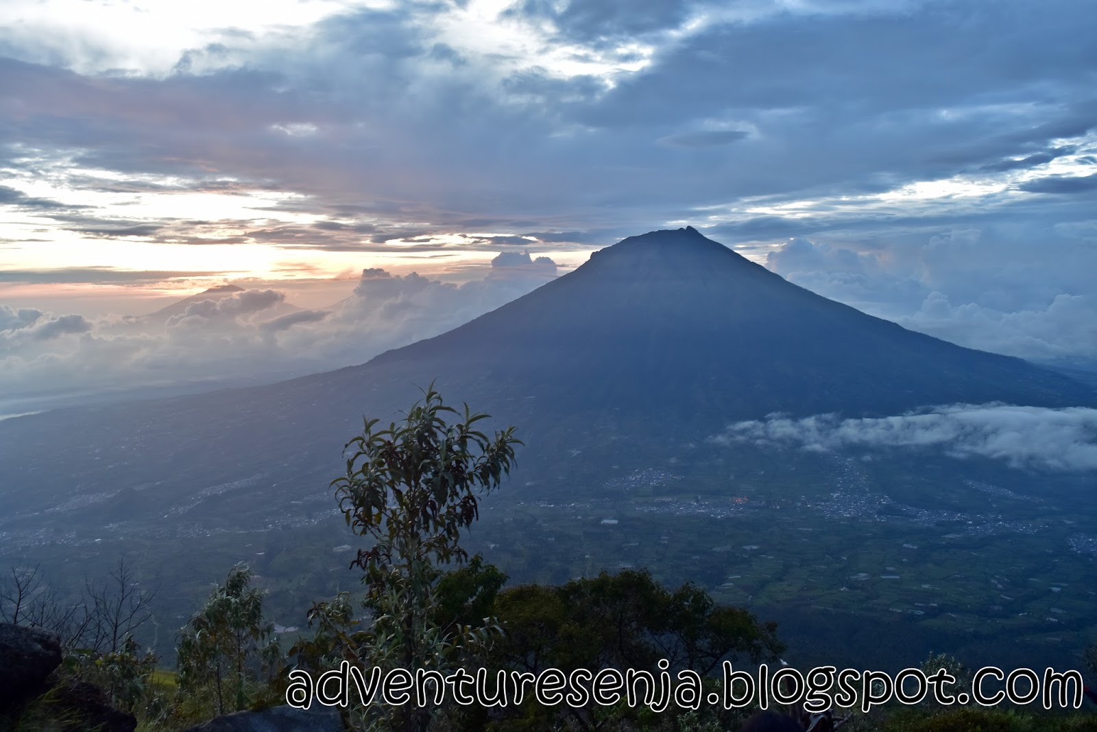 Pendakian Gunung Sindoro via Kledung (Keindahan Puncak & Sensasi Ojek ...