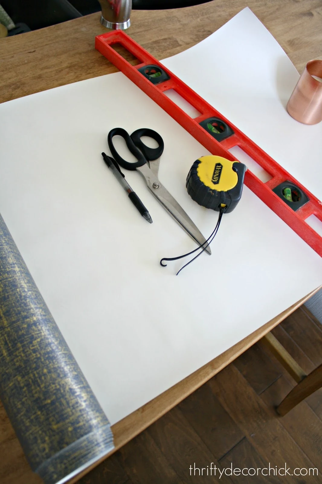 How to Install Peel and Stick Wallpaper | Thrifty Decor Chick | Thrifty ...