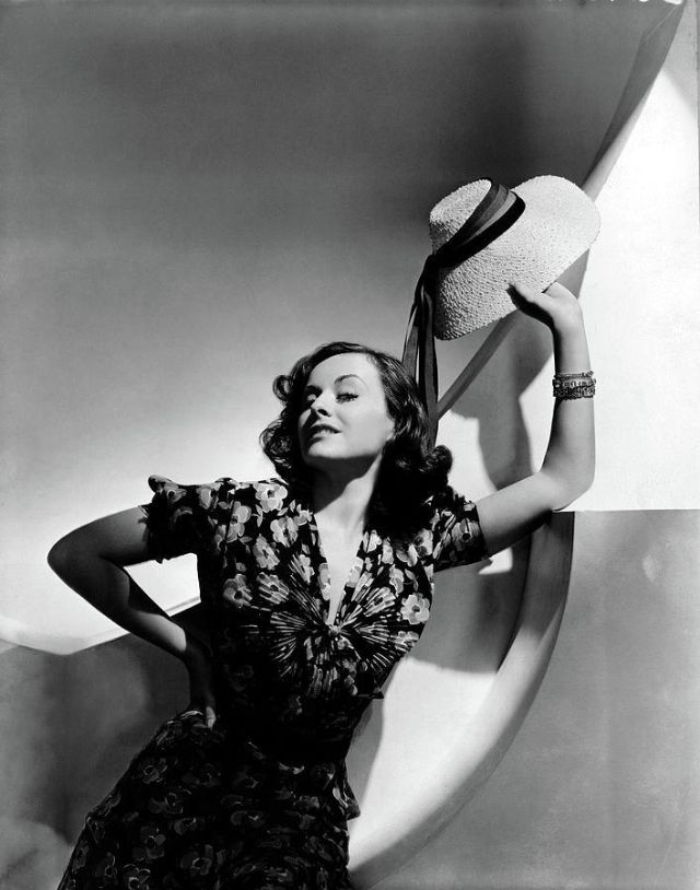 45 Beautiful Photos of Paulette Goddard in the 1930s ~ Vintage Everyday