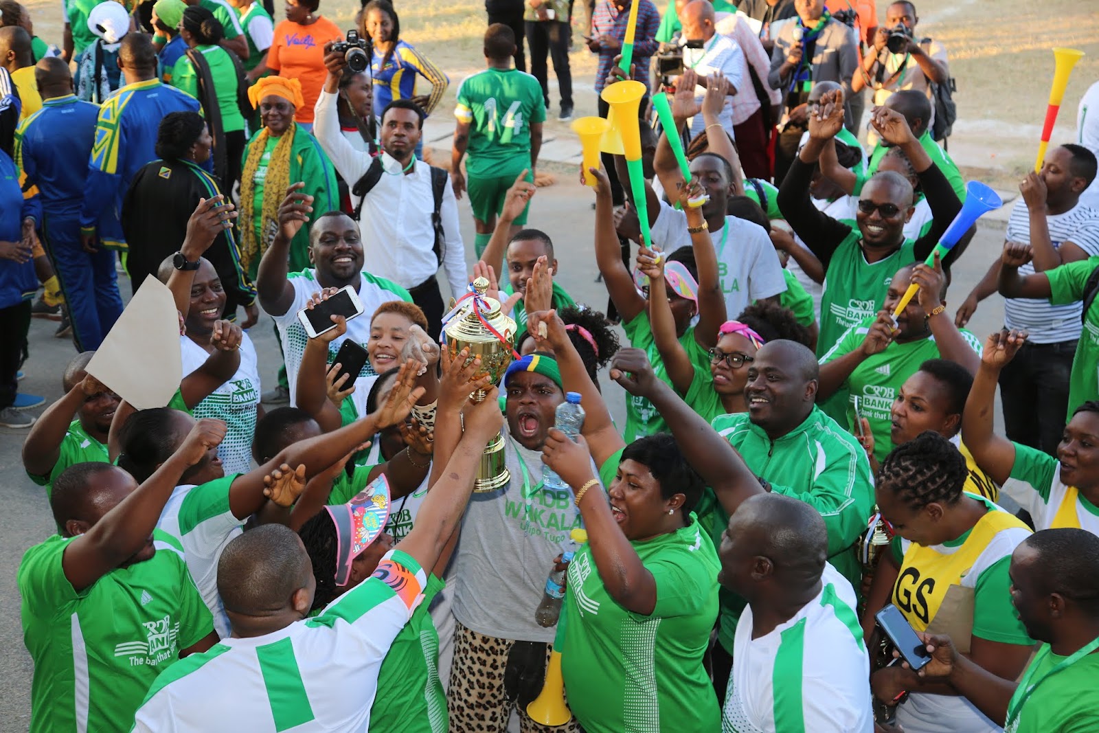 MAJALIWA AKABIDHI VIKOMBE BONANZA LA CRDB NA WABUNGE - OWM