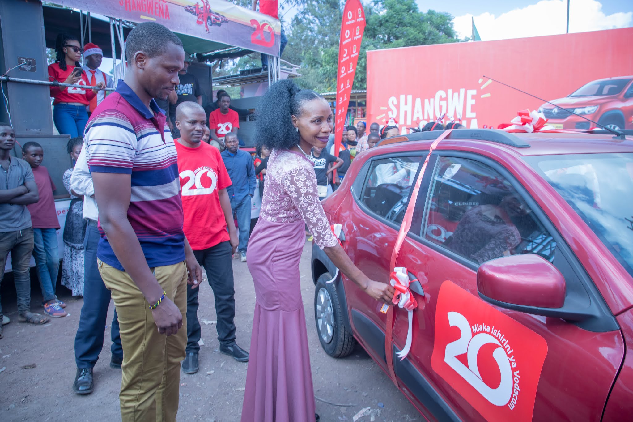 MKAZI WA MOSHONO, ARUSHA AZAWADIWA GARI KUPITIA SHANGWE SHANGWENA YA ...